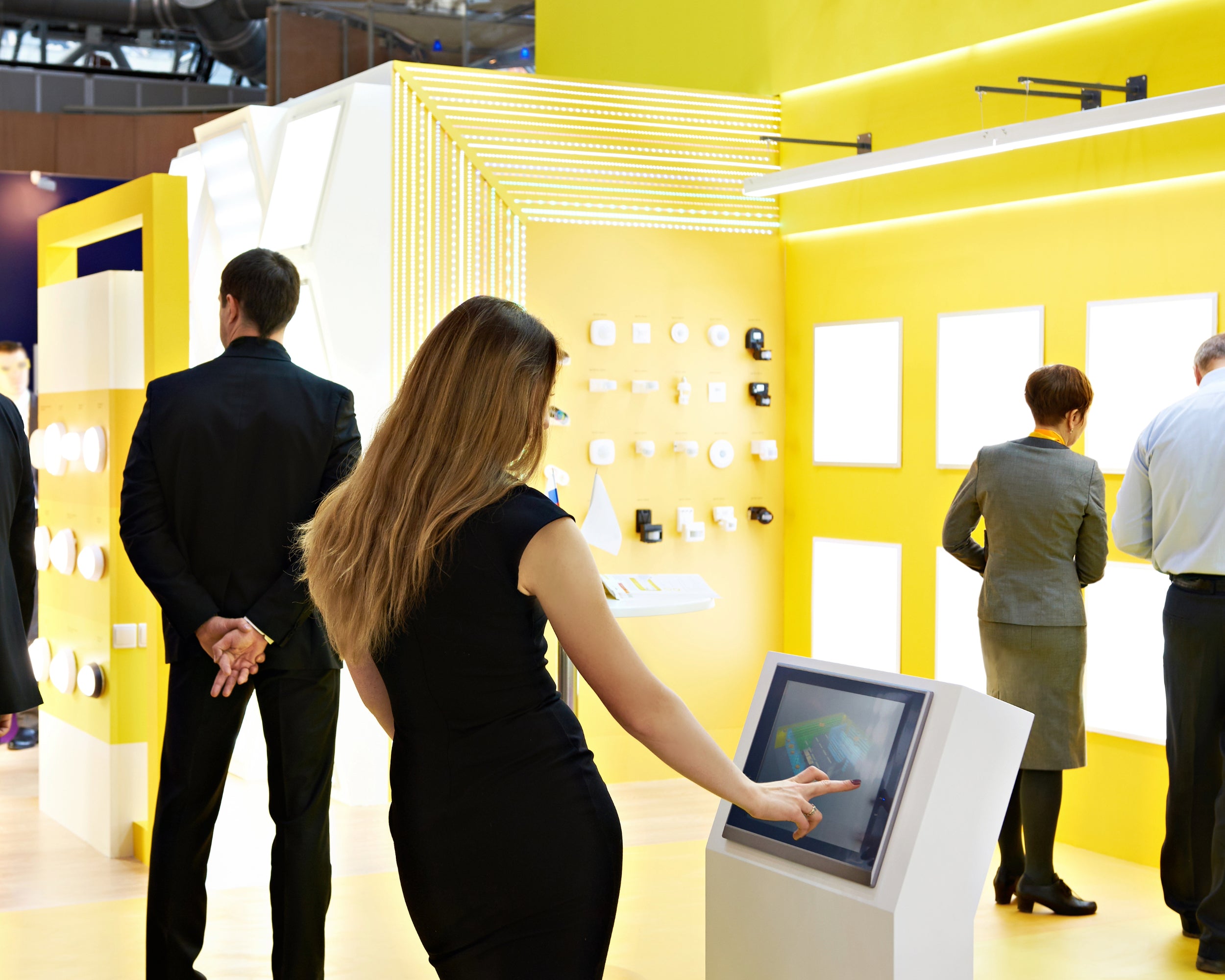 Trade Show Displays: How to Stand Out with Custom Acrylic Displays – T ...